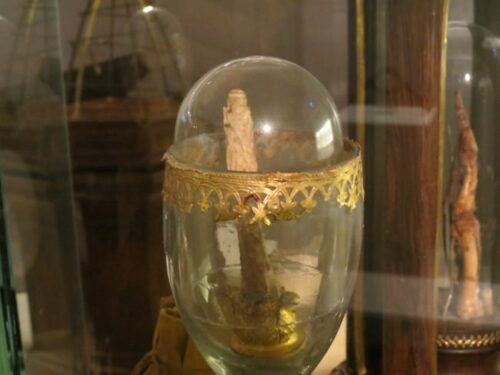 Galileo Galilei 's Middle Finger Relic is Kept in Florence - Life in Italy